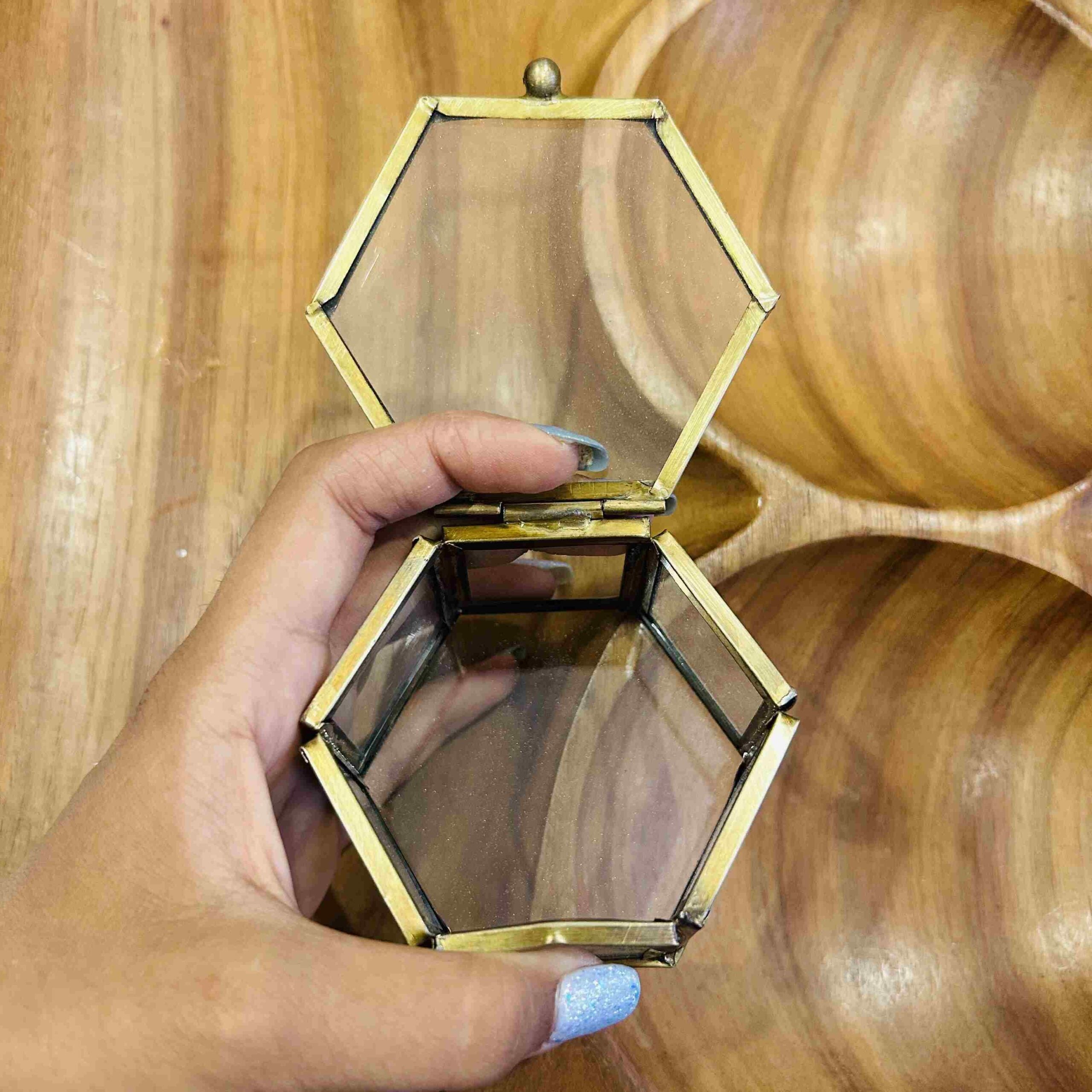 Vintage Box – Art Gossips